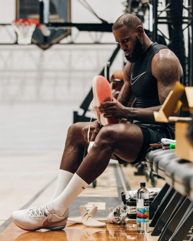 LBJ 20 发售日期定了！多款配色提前曝光！ FLIGHTCLUB中文站 |SNEAKER潮流文化|SNEAKERHEAD集中地|专业SNEAKER社区