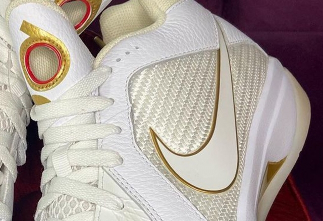 下一双复刻的「KD3」实物泄露！这次是白金配色！ #73911