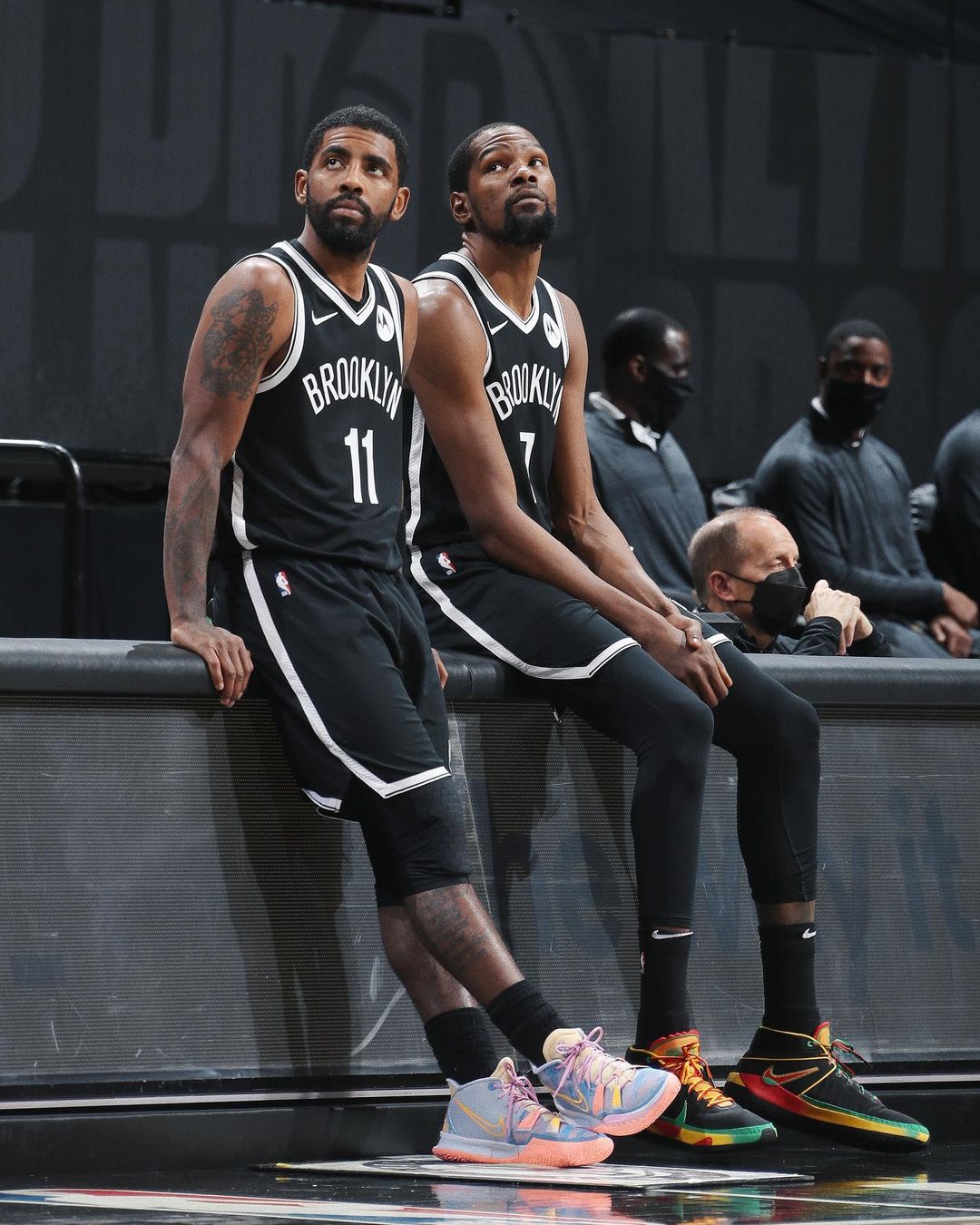 湖人领总冠军戒指！乔治穿 PG5 挑翻冠军！开赛两天球星上脚抢先看！ 球鞋资讯 FLIGHTCLUB中文站|SNEAKER球鞋资讯第一站