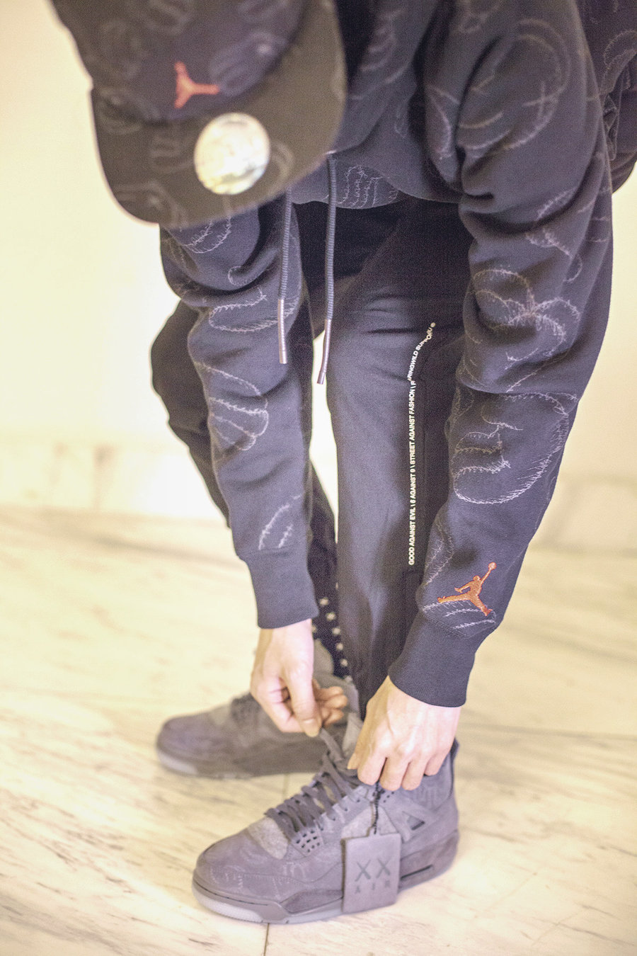 人气逆天的 KAWS 联名系列怎么买？这篇文章一定要看！ AJ4 球鞋资讯 FLIGHTCLUB中文站|SNEAKER球鞋资讯第一站