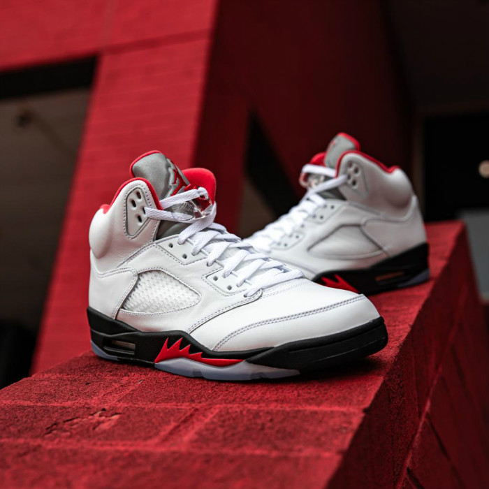 整个朋友圈都在等！流川枫 AJ5 本周发售，买不买先看上脚！ 球鞋资讯 FLIGHTCLUB中文站|SNEAKER球鞋资讯第一站