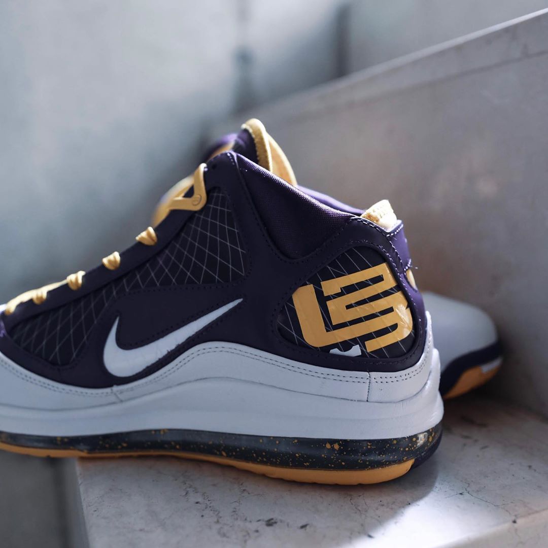 万万没想到！詹姆斯亲穿的鸳鸯 LeBron 7 竟然也要市售！ 球鞋资讯 FLIGHTCLUB中文站|SNEAKER球鞋资讯第一站