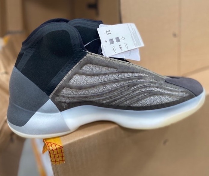 4 双 Yeezy 下月发售！不仅有斑马 350，还有 YZY 篮球鞋！ 球鞋资讯 FLIGHTCLUB中文站|SNEAKER球鞋资讯第一站