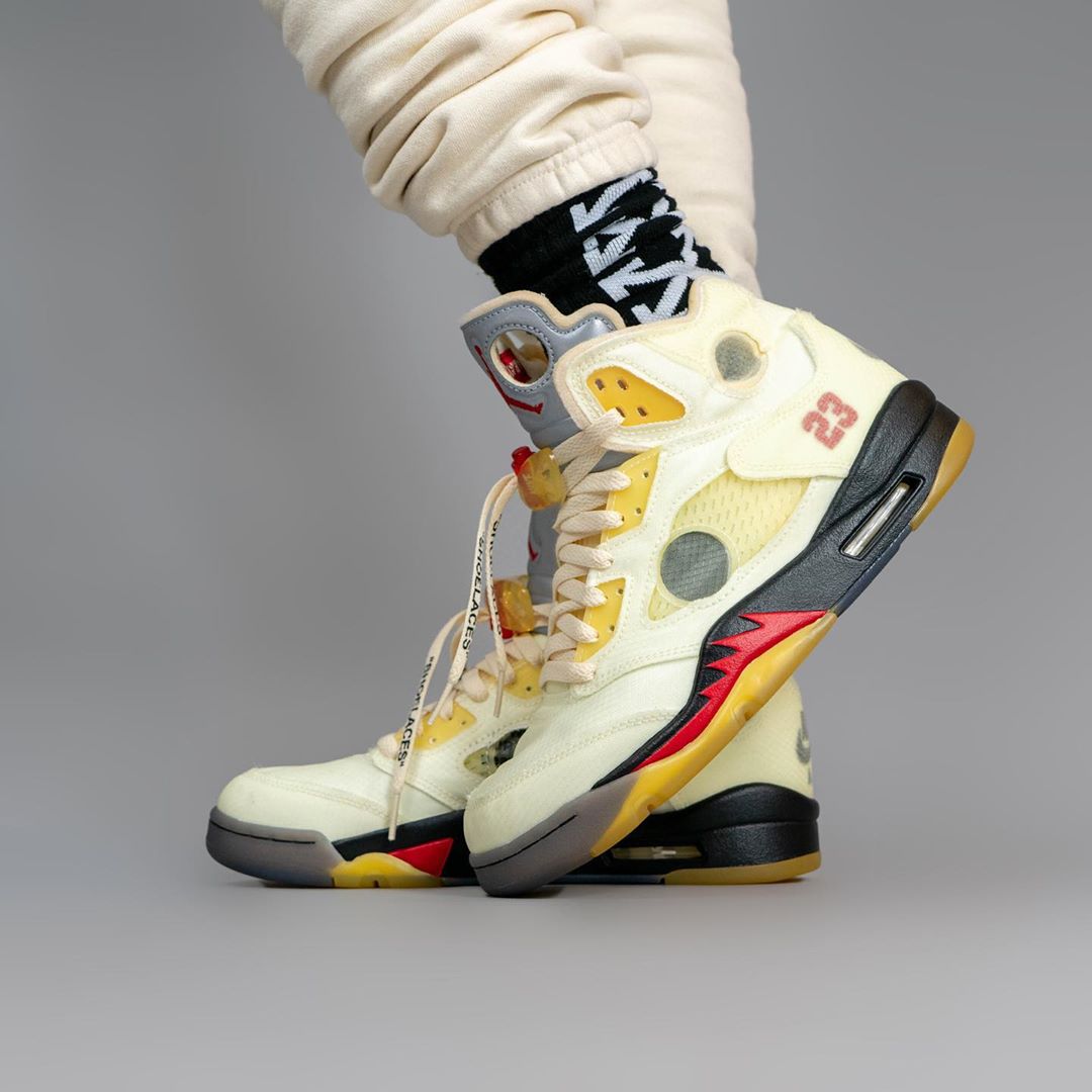 这鞋氧化可真黄！流川枫 OFF-WHITE x AJ5 上脚照香吗？ 球鞋资讯 FLIGHTCLUB中文站|SNEAKER球鞋资讯第一站