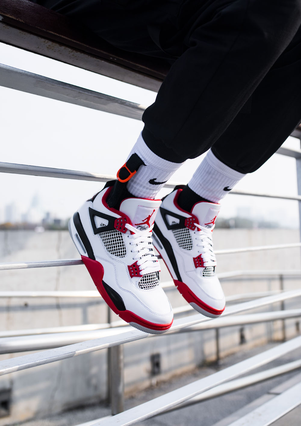 31 年首次完美复刻！今年最值得买的 AJ！白红 AJ4 全网最快上脚！ DC7770-160 球鞋资讯 FLIGHTCLUB中文站 ...