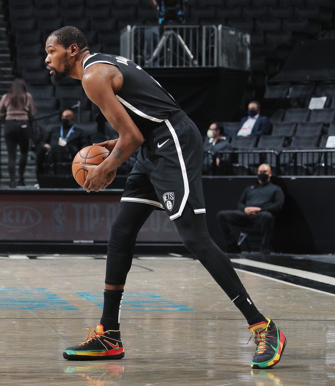 湖人领总冠军戒指！乔治穿 PG5 挑翻冠军！开赛两天球星上脚抢先看！ 球鞋资讯 FLIGHTCLUB中文站|SNEAKER球鞋资讯第一站