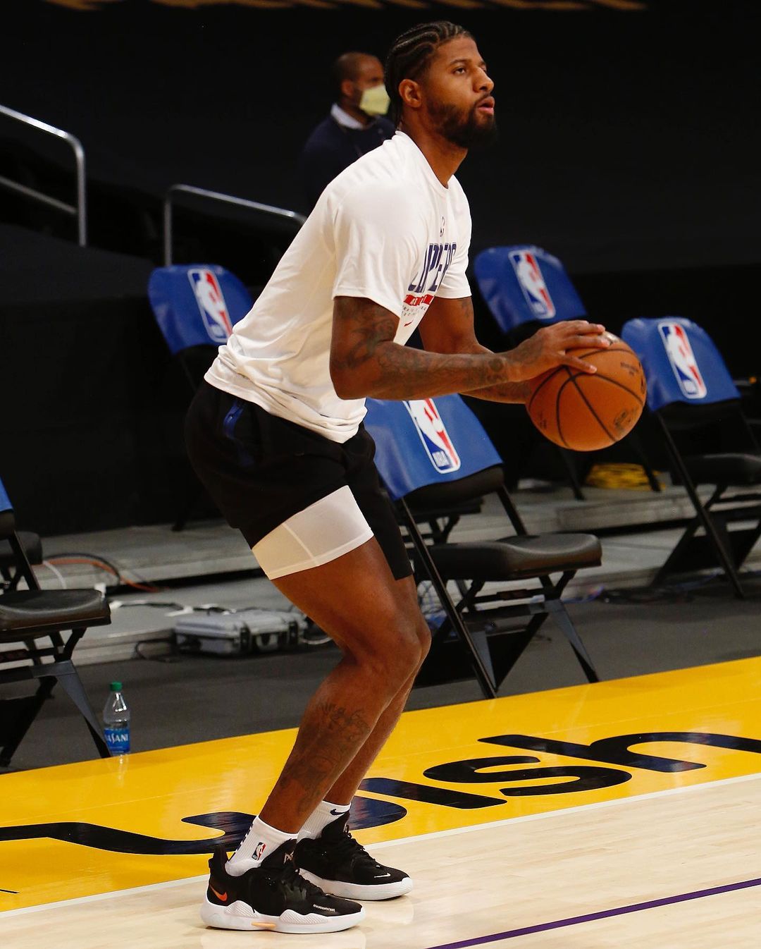 湖人领总冠军戒指！乔治穿 PG5 挑翻冠军！开赛两天球星上脚抢先看！ 球鞋资讯 FLIGHTCLUB中文站|SNEAKER球鞋资讯第一站