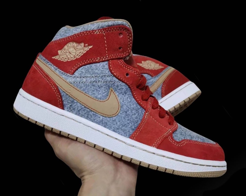 酷似 Levi's 联名！全新 AJ1 Mid 实物图首次曝光！ 球鞋资讯 FLIGHTCLUB中文站|SNEAKER球鞋资讯第一站