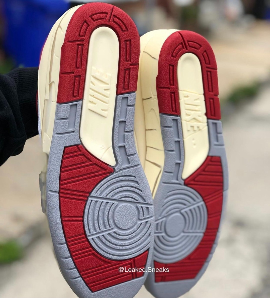 发售日期确定！「芝加哥」OW x AJ2 最新实物图曝光！你爱了吗？ 球鞋资讯 FLIGHTCLUB中文站|SNEAKER球鞋资讯第一站