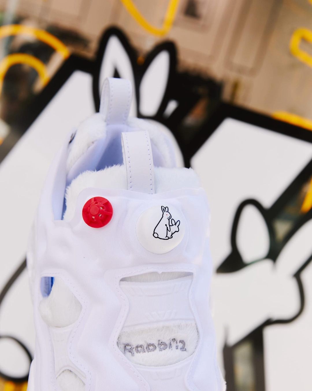 绒毛质感太可爱了！全新 #FR2 x Reebok x atmos 三方联名曝光！ 球鞋资讯 FLIGHTCLUB中文站|SNEAKER球鞋资讯第一站