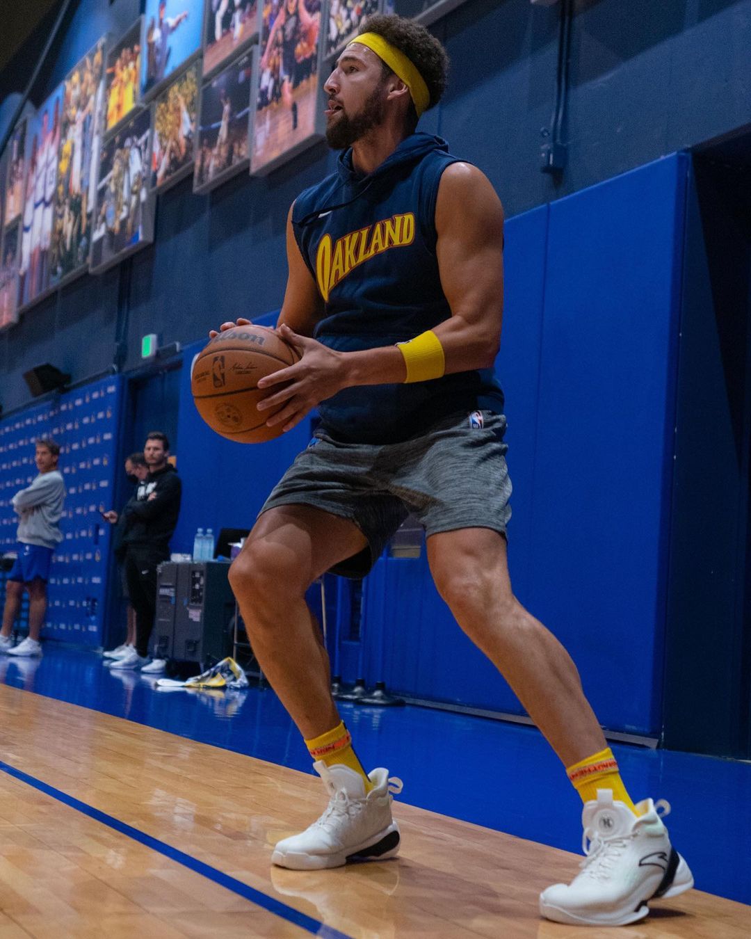 限定 743 双！没想到年底还有这么个「隐藏套装」！光看赠品就得抢破头！ 球鞋资讯 FLIGHTCLUB中文站|SNEAKER球鞋资讯第一站