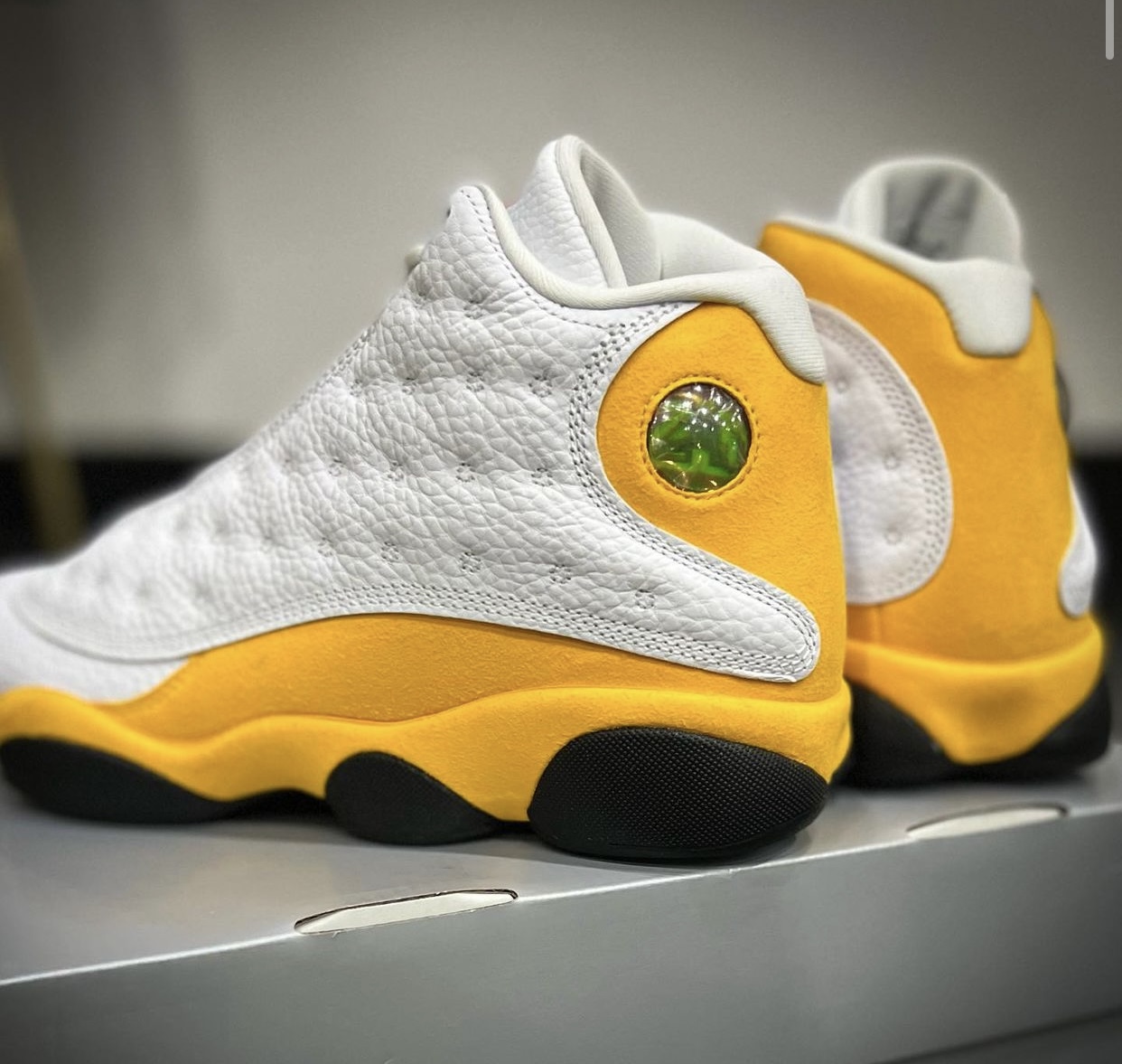 Air Jordan 13 新配色完整实物曝光！网友：湖人配色？！ 球鞋资讯 FLIGHTCLUB中文站|SNEAKER球鞋资讯第一站