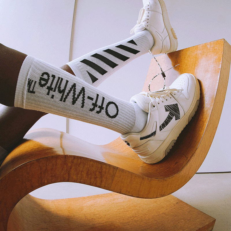 又被 Off-White™ 拿捏了！「新年限定」突袭发售！网友：这能抢到？ 球鞋资讯 FLIGHTCLUB中文站|SNEAKER球鞋资讯第一站