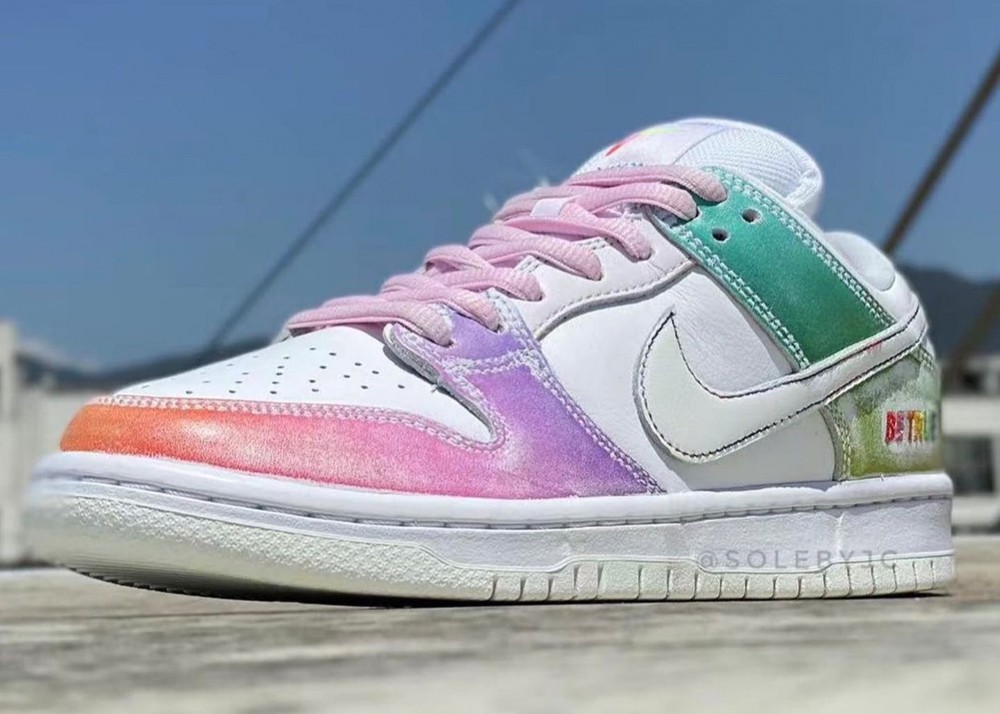 光变色 + 彩虹渐变！全新 SB Dunk Low 实物图曝光！ 球鞋资讯 FLIGHTCLUB中文站|SNEAKER球鞋资讯第一站
