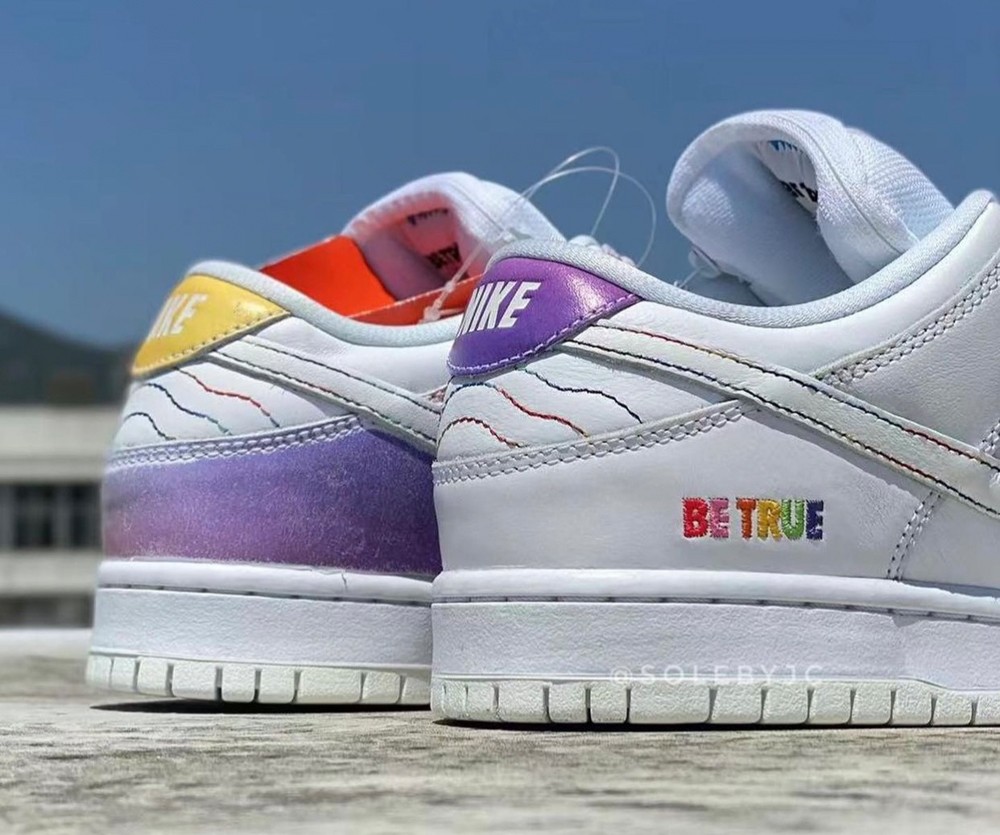 光变色 + 彩虹渐变！全新 SB Dunk Low 实物图曝光！ 球鞋资讯 FLIGHTCLUB中文站|SNEAKER球鞋资讯第一站