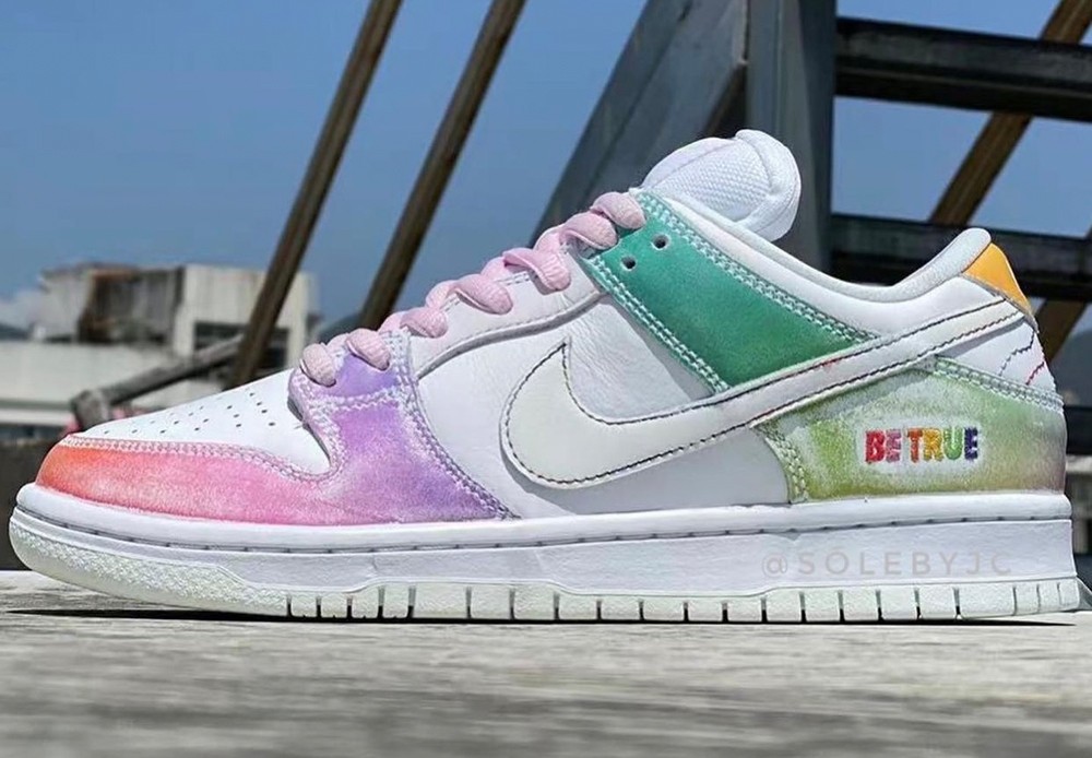 光变色 + 彩虹渐变！全新 SB Dunk Low 实物图曝光！ 球鞋资讯 FLIGHTCLUB中文站|SNEAKER球鞋资讯第一站