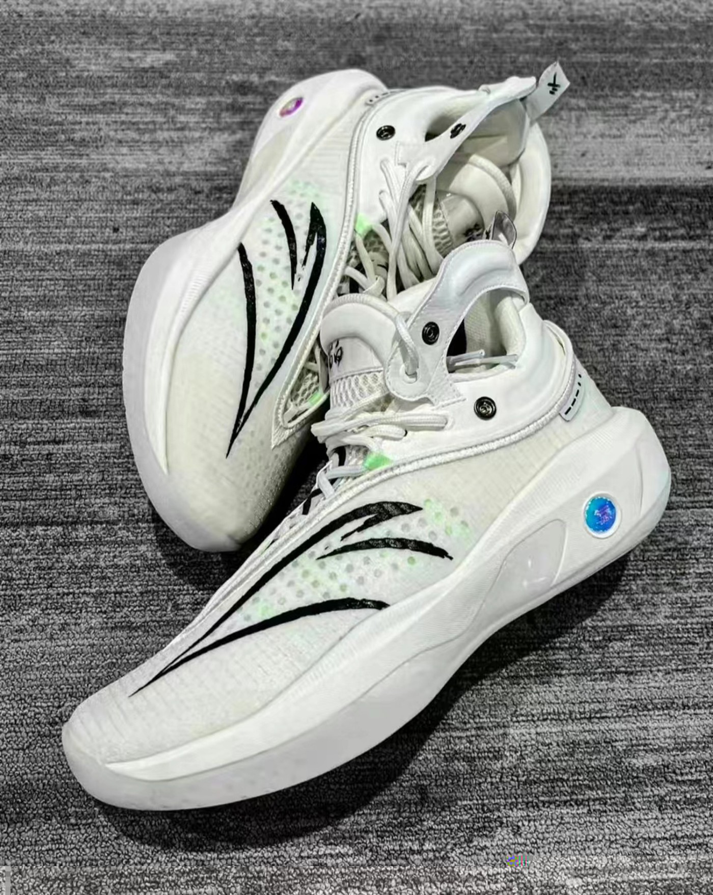 突然曝光！KT8 造型大改！居然还能「变形」你受得了吗？ 球鞋资讯 FLIGHTCLUB中文站|SNEAKER球鞋资讯第一站