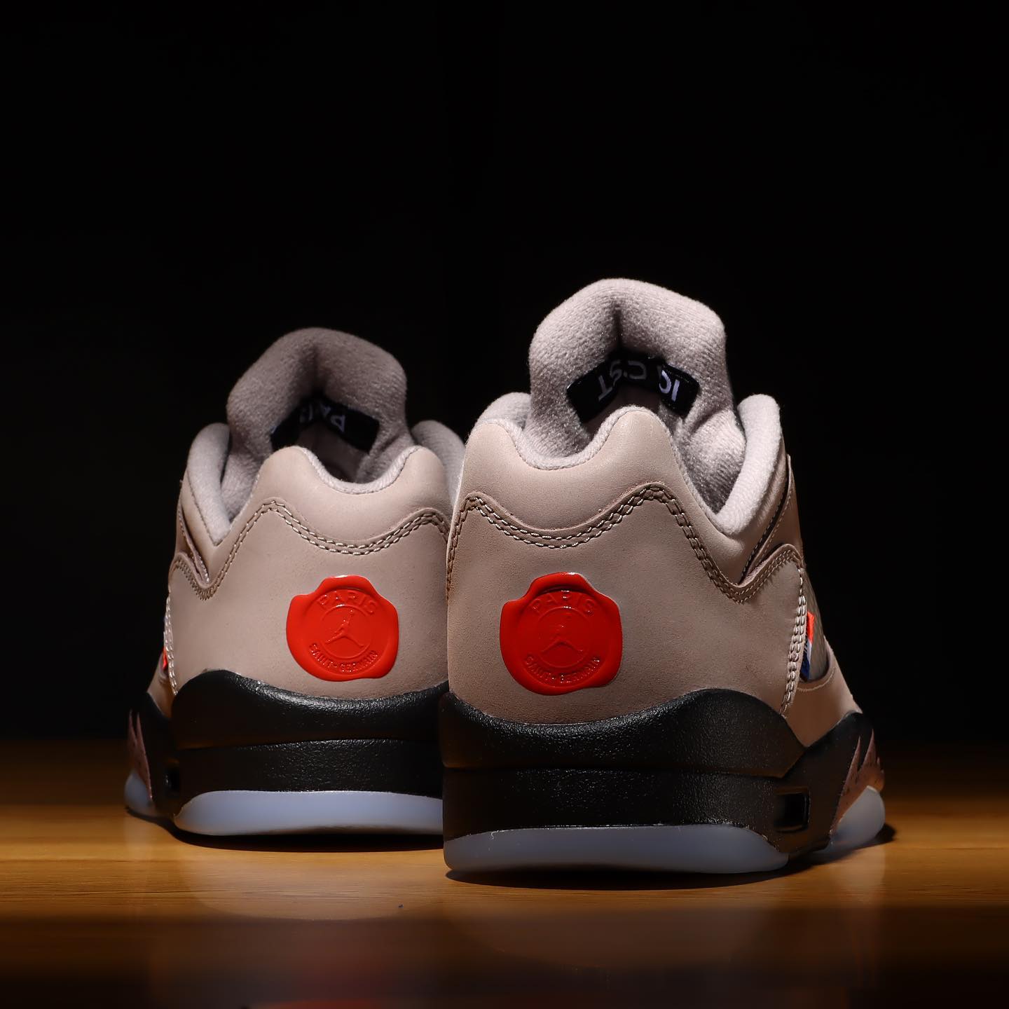 规格不一般！「大巴黎」x AJ 实物质感太绝了！ 球鞋资讯 FLIGHTCLUB中文站|SNEAKER球鞋资讯第一站