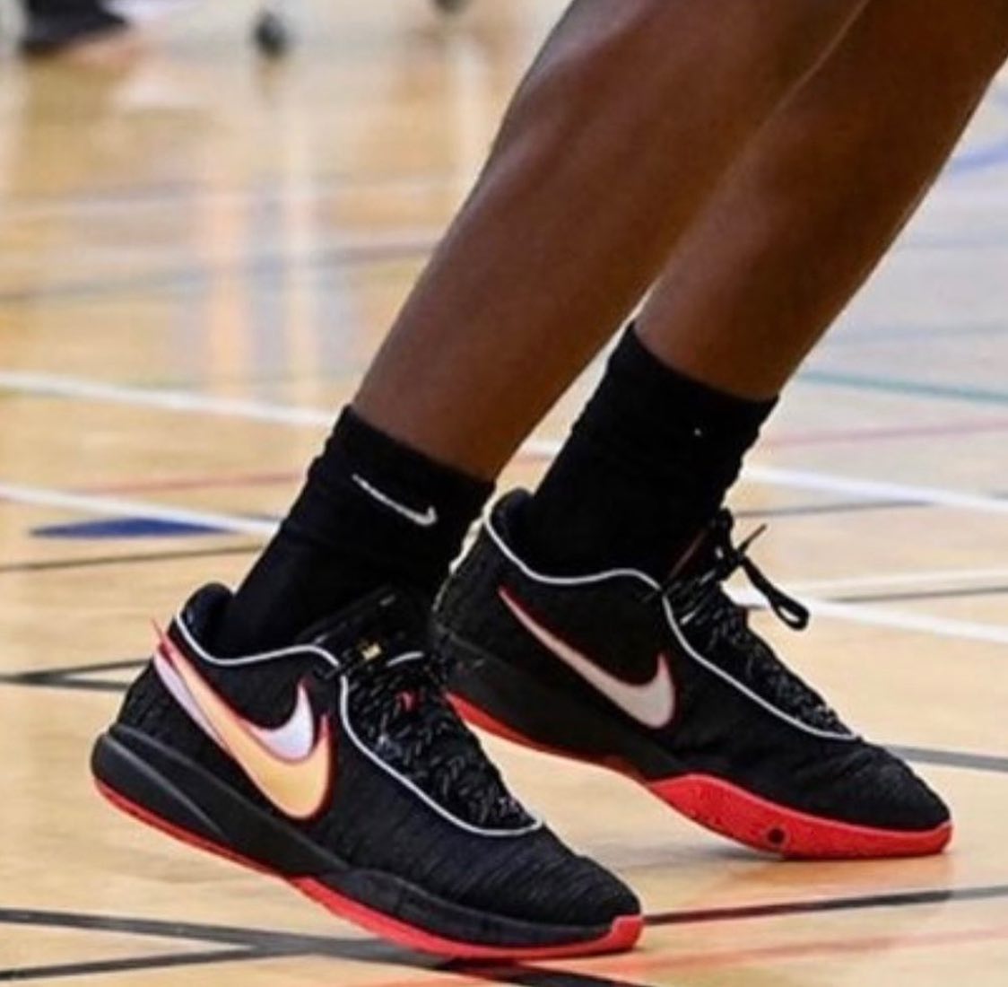 詹皇子上脚 LBJ20 新配色！经典黑红看着就很能打！ 球鞋资讯 FLIGHTCLUB中文站|SNEAKER球鞋资讯第一站