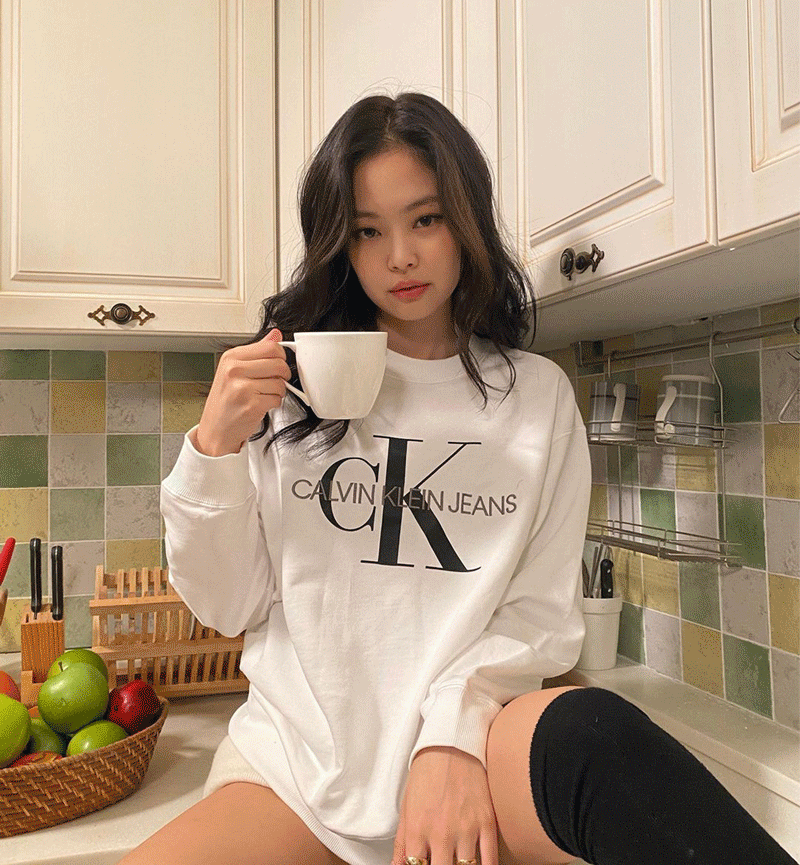 Jennie 全新「性感内衣大片」曝光！绝美腰臀比！不愧是纯欲天花板！ 球鞋资讯 FLIGHTCLUB中文站|SNEAKER球鞋资讯第一站