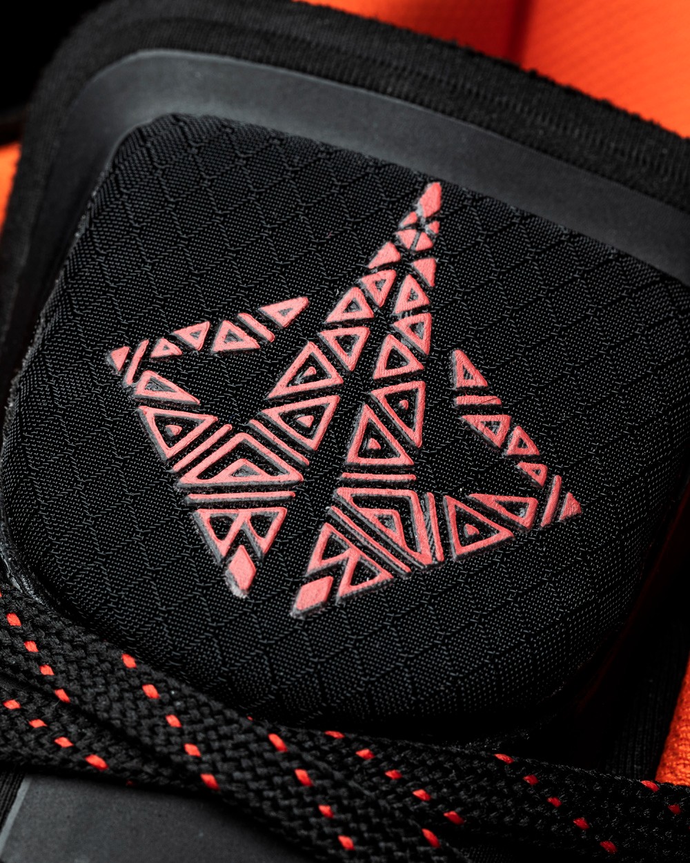 盼了大半年的签名鞋！JB1 首发配色抢先开箱！ 球鞋资讯 FLIGHTCLUB中文站|SNEAKER球鞋资讯第一站