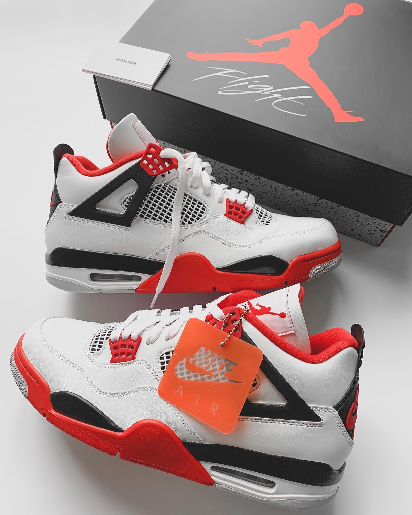 这些元年 AJ 悄悄起飞！白红 AJ4 涨大几百！等等党看完气坏了... 球鞋资讯 FLIGHTCLUB中文站|SNEAKER球鞋资讯第一站