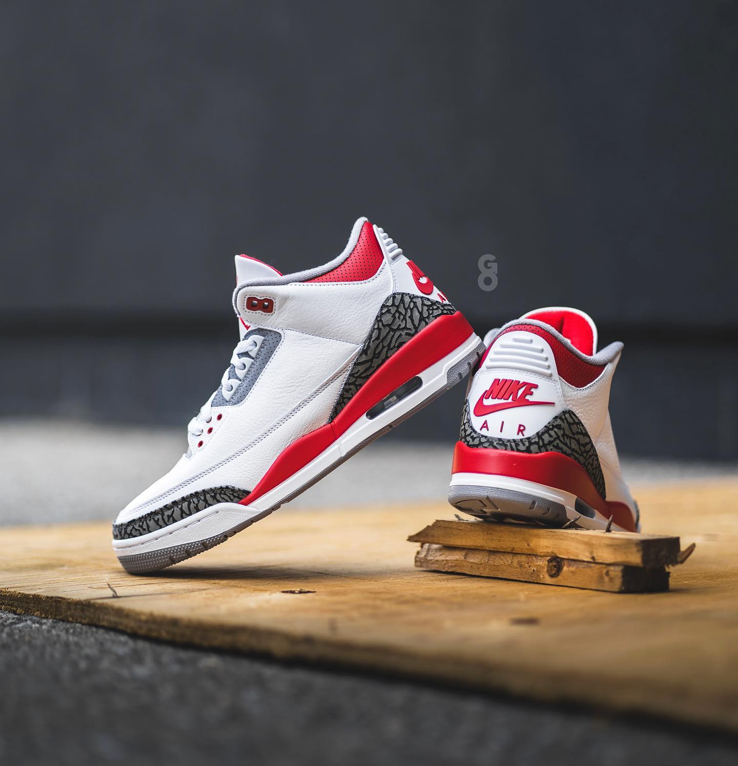 这些元年 AJ 悄悄起飞！白红 AJ4 涨大几百！等等党看完气坏了... 球鞋资讯 FLIGHTCLUB中文站|SNEAKER球鞋资讯第一站