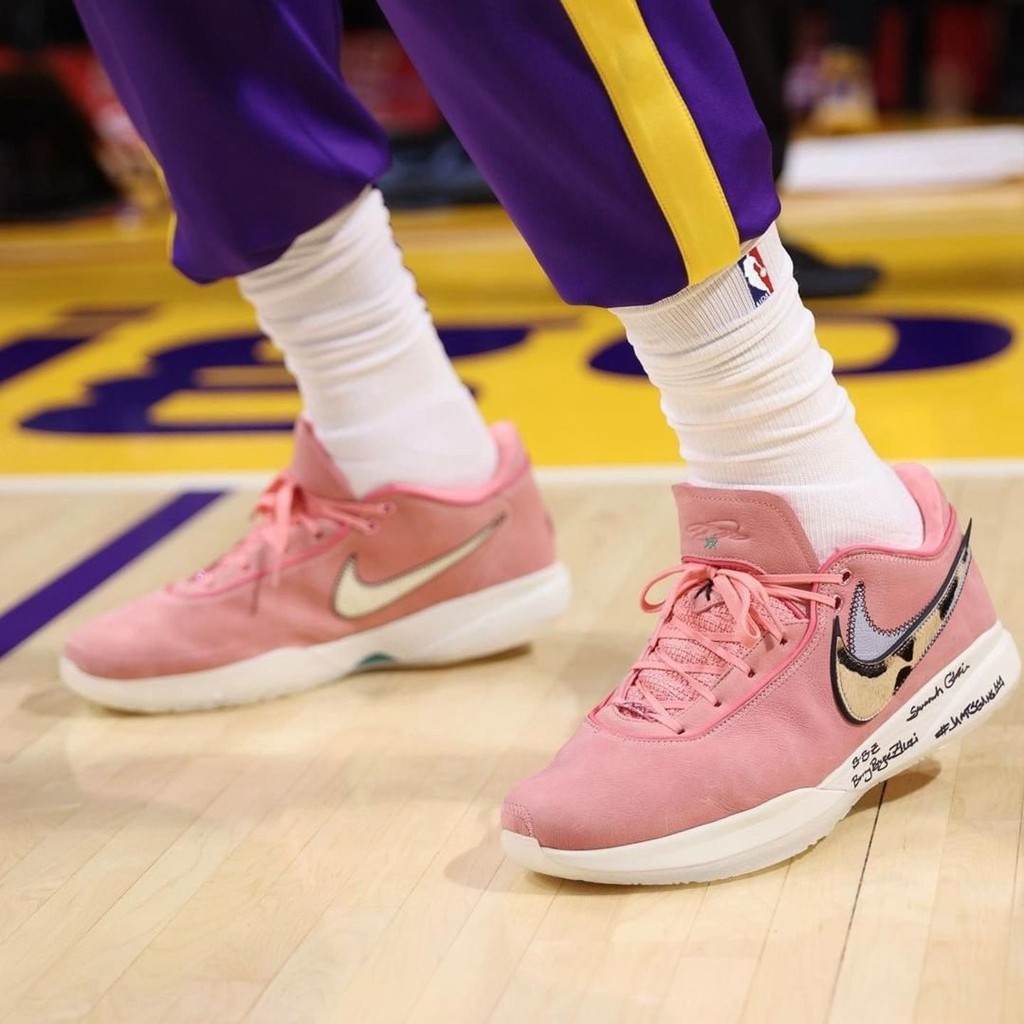詹皇上脚 LBJ 20 新版本！网友：鞋都比湖人比赛好看…… 球鞋资讯 FLIGHTCLUB中文站|SNEAKER球鞋资讯第一站