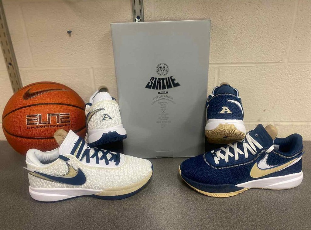 LBJ 20 首款大学 PE 曝光！和市售比哪个香？ 球鞋资讯 FLIGHTCLUB中文站|SNEAKER球鞋资讯第一站
