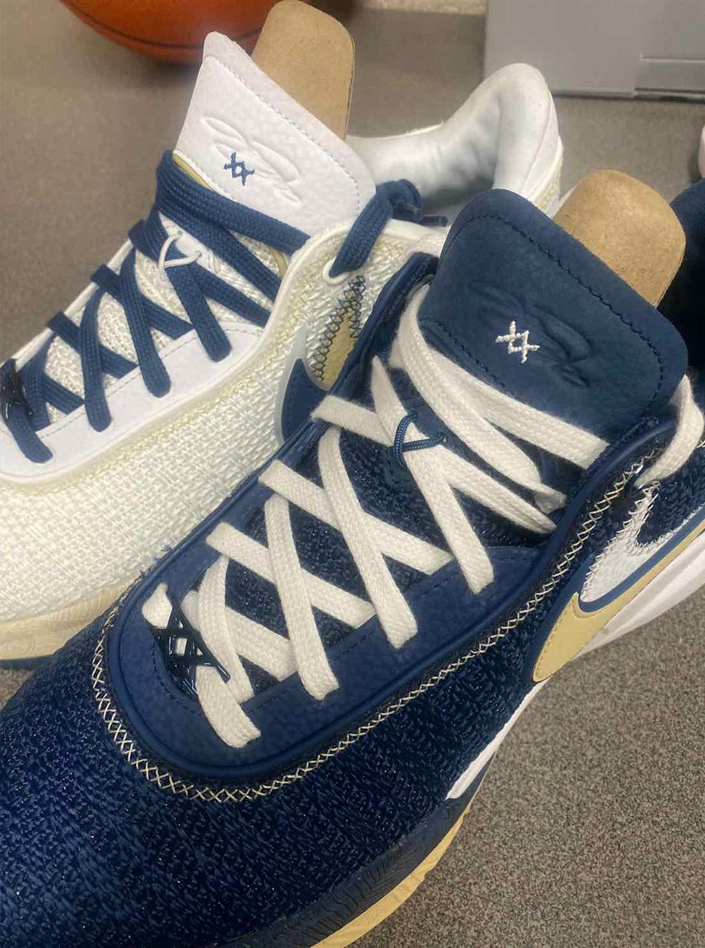 LBJ 20 首款大学 PE 曝光！和市售比哪个香？ 球鞋资讯 FLIGHTCLUB中文站|SNEAKER球鞋资讯第一站