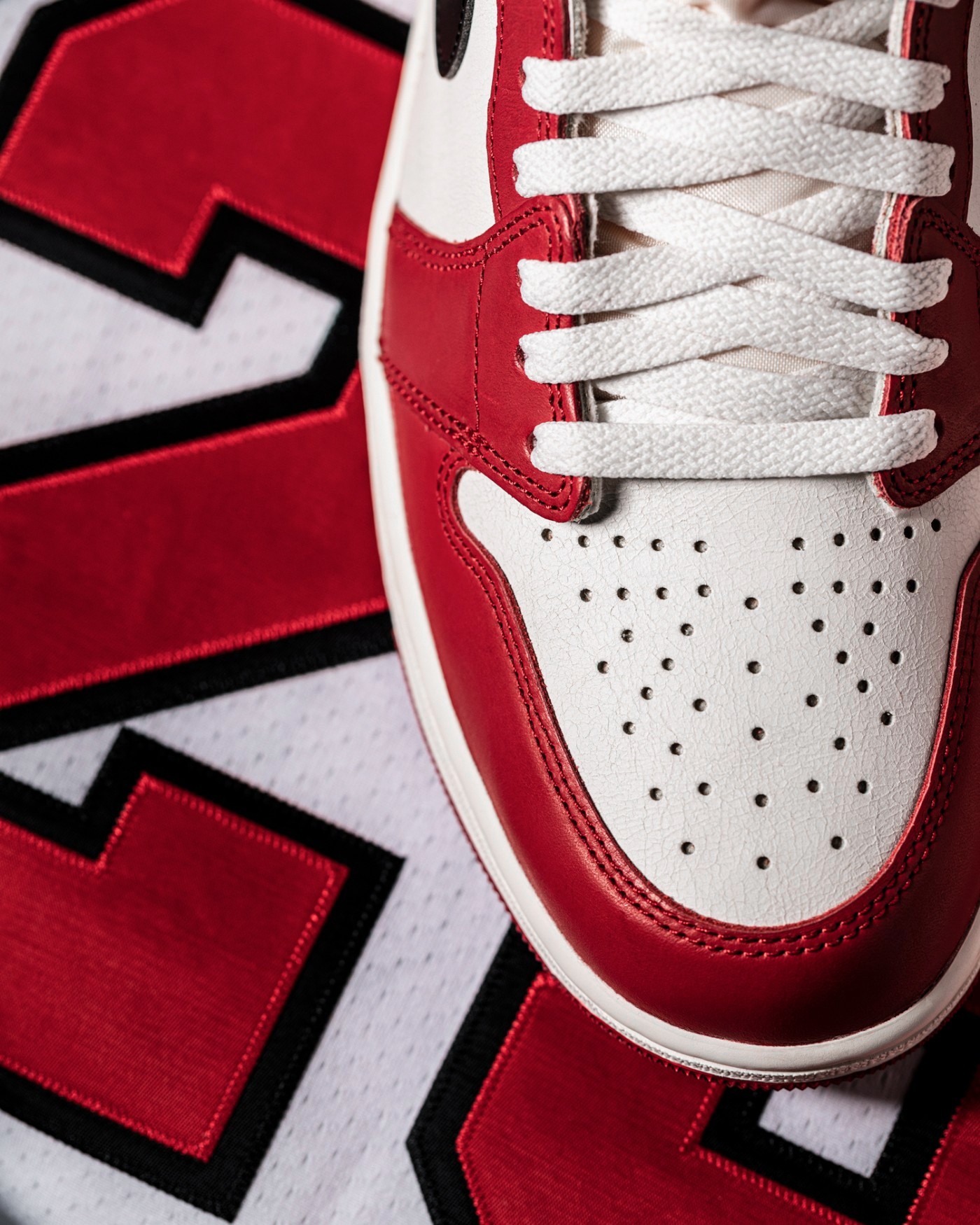 七年市价翻 9 倍！「芝加哥 AJ1」专属突袭抢先开箱！这三点一定要看！ 球鞋资讯 FLIGHTCLUB中文站|SNEAKER球鞋资讯第一站