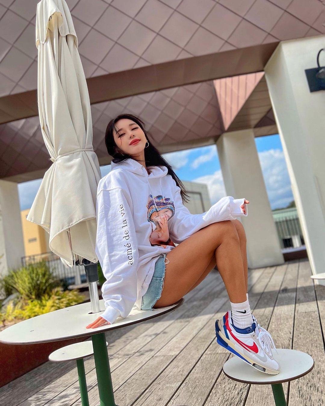 DJ Soda 疯狂营业！大尺度代言 FR2！黑丝配球鞋「白的晃眼」！ 球鞋资讯 FLIGHTCLUB中文站|SNEAKER球鞋资讯第一站