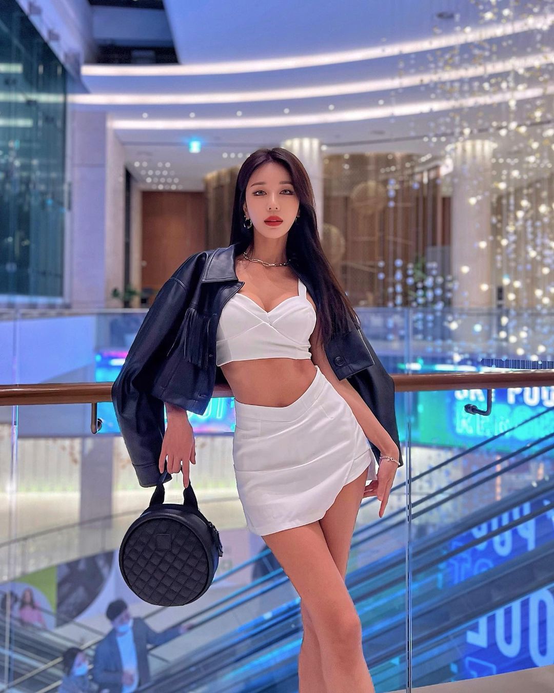 DJ Soda 疯狂营业！大尺度代言 FR2！黑丝配球鞋「白的晃眼」！ 球鞋资讯 FLIGHTCLUB中文站|SNEAKER球鞋资讯第一站