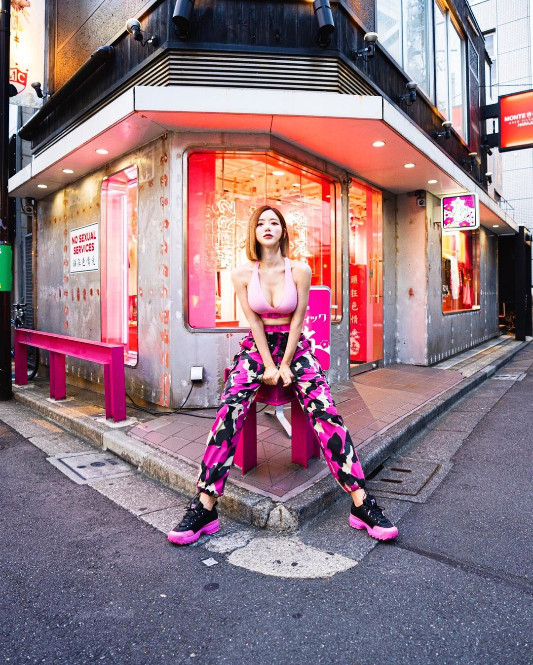 DJ Soda 疯狂营业！大尺度代言 FR2！黑丝配球鞋「白的晃眼」！ 球鞋资讯 FLIGHTCLUB中文站|SNEAKER球鞋资讯第一站