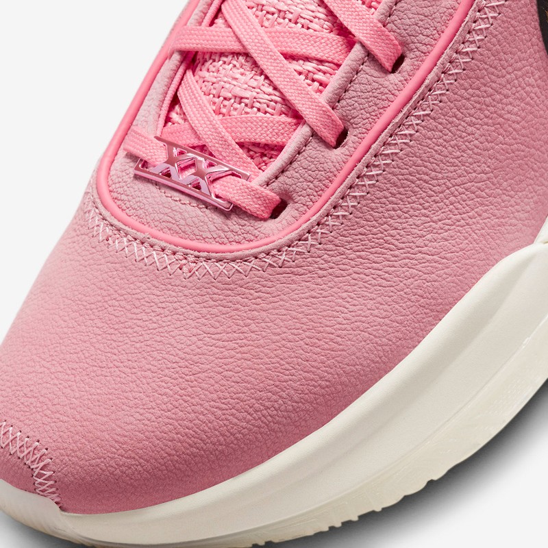 詹皇上脚的皮质版 LBJ 20 确认发售！还是「猛男」配色！ 球鞋资讯 FLIGHTCLUB中文站|SNEAKER球鞋资讯第一站