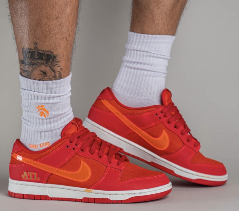 大红配色太骚气！全新「城市限定」Dunk Low 上脚图曝光！ 球鞋资讯 FLIGHTCLUB中文站|SNEAKER球鞋资讯第一站