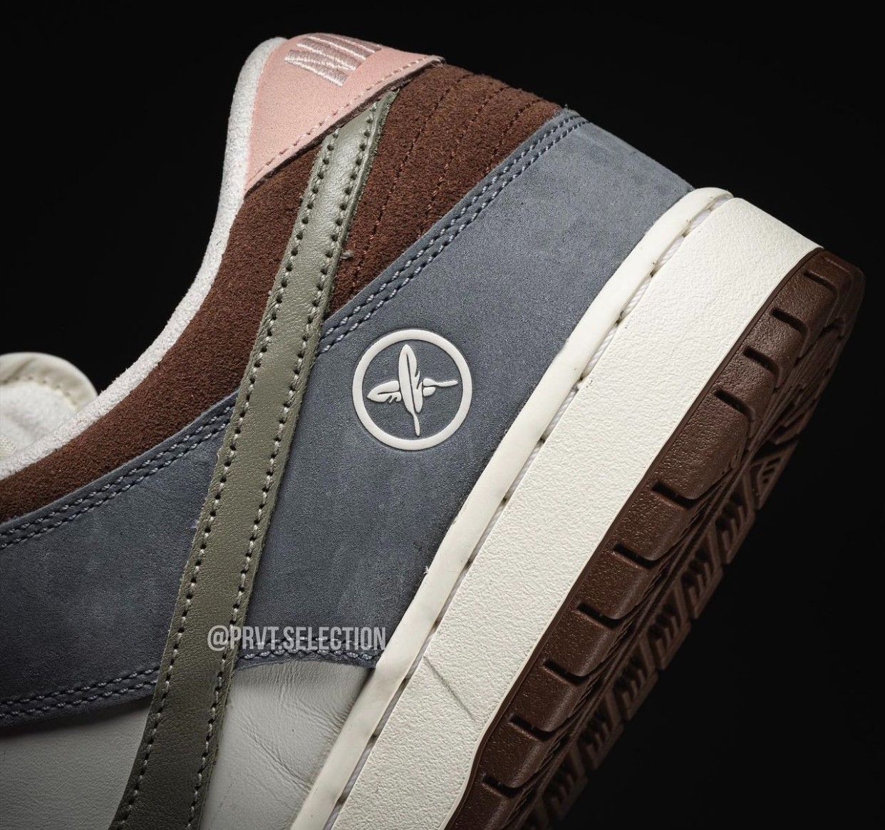 又一滑手联名即将登场！全新「羽毛」SB Dunk 发售日期有了！ 球鞋资讯 FLIGHTCLUB中文站|SNEAKER球鞋资讯第一站