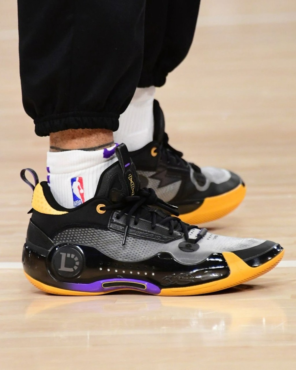 NBA 球鞋合集！詹娜观战湖人！居然穿的 Kobe 战靴！ 球鞋资讯 FLIGHTCLUB中文站|SNEAKER球鞋资讯第一站