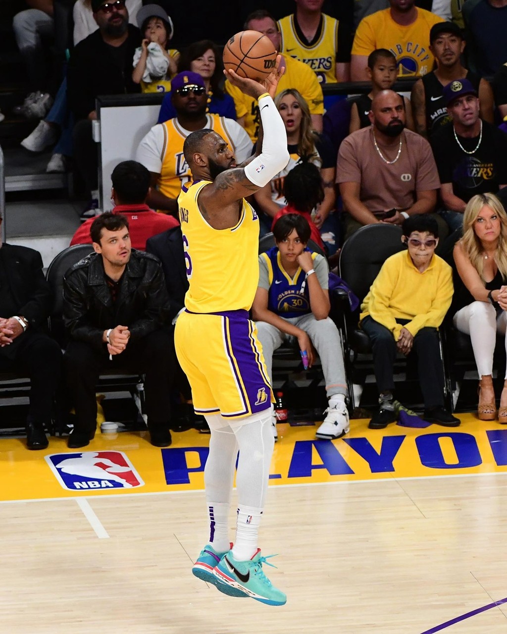 NBA 球鞋合集！詹娜观战湖人！居然穿的 Kobe 战靴！ 球鞋资讯 FLIGHTCLUB中文站|SNEAKER球鞋资讯第一站