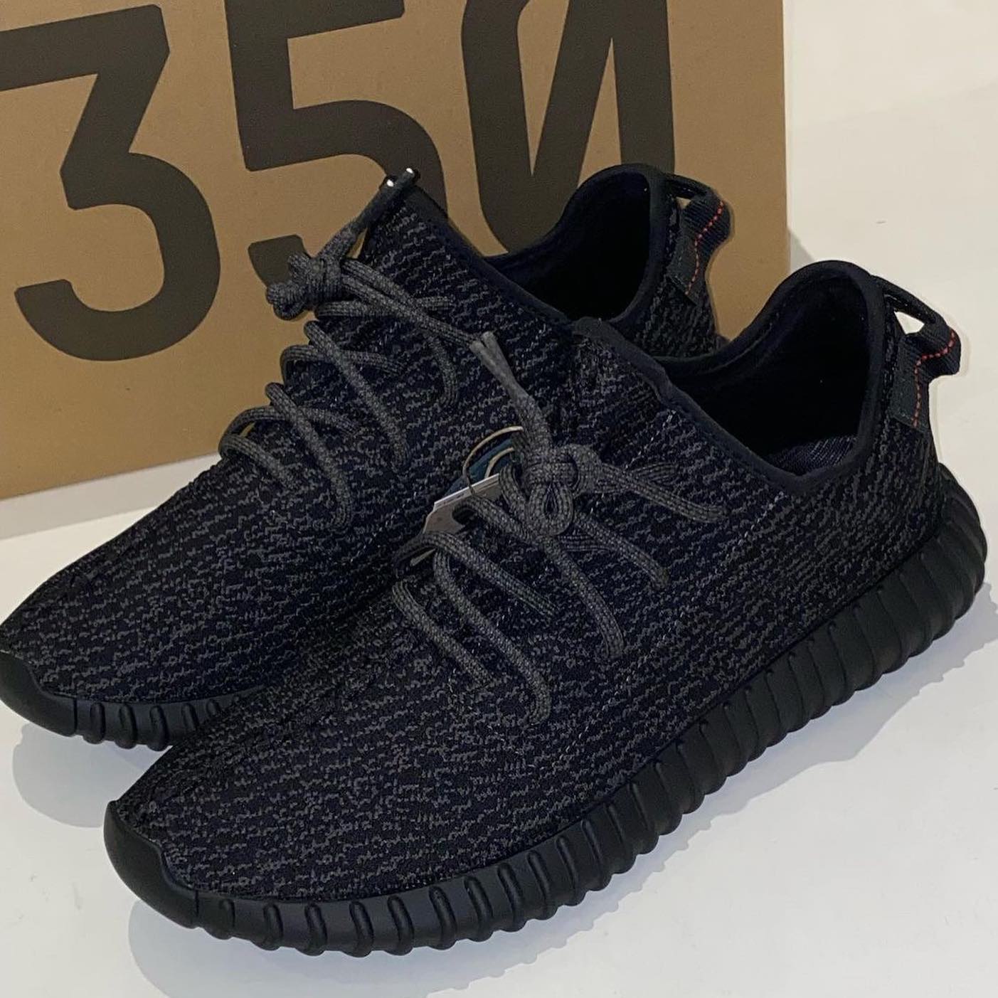 市价 7k 的初代 Yeezy 350 要回归了！日期是... 球鞋资讯 FLIGHTCLUB中文站|SNEAKER球鞋资讯第一站