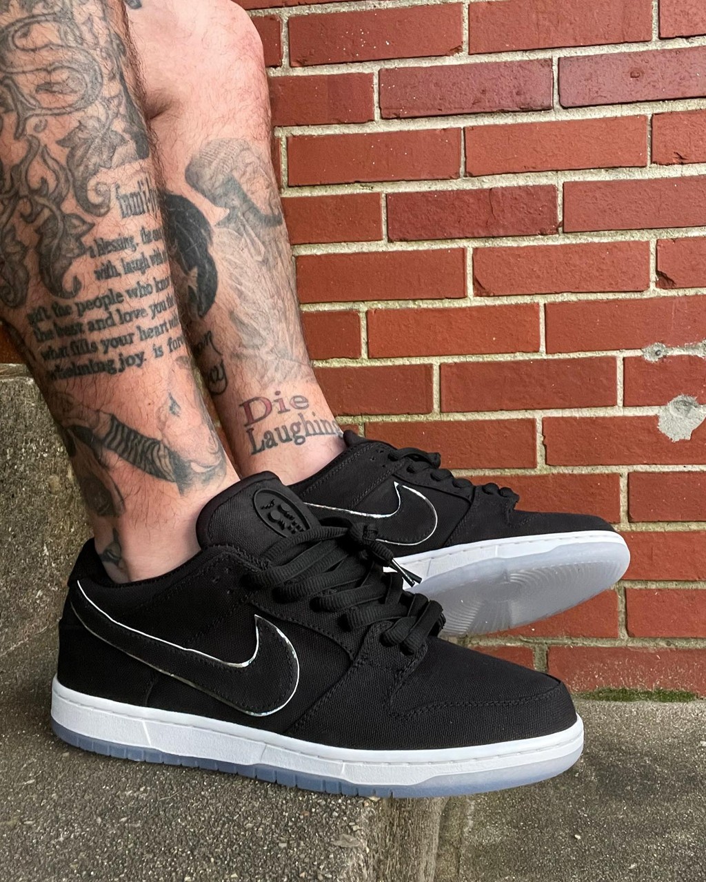 天价狠鞋预订！Eminem x Dunk SB 实物泄露！ 球鞋资讯 FLIGHTCLUB中文站|SNEAKER球鞋资讯第一站