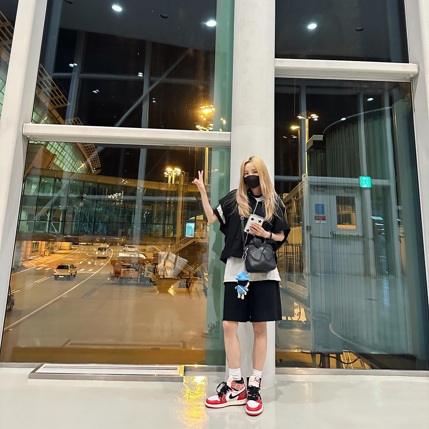 DJ Soda 泳装配球鞋，撩翻百万网友！还当街玩起「换衣秀」！ 球鞋资讯 FLIGHTCLUB中文站|SNEAKER球鞋资讯第一站