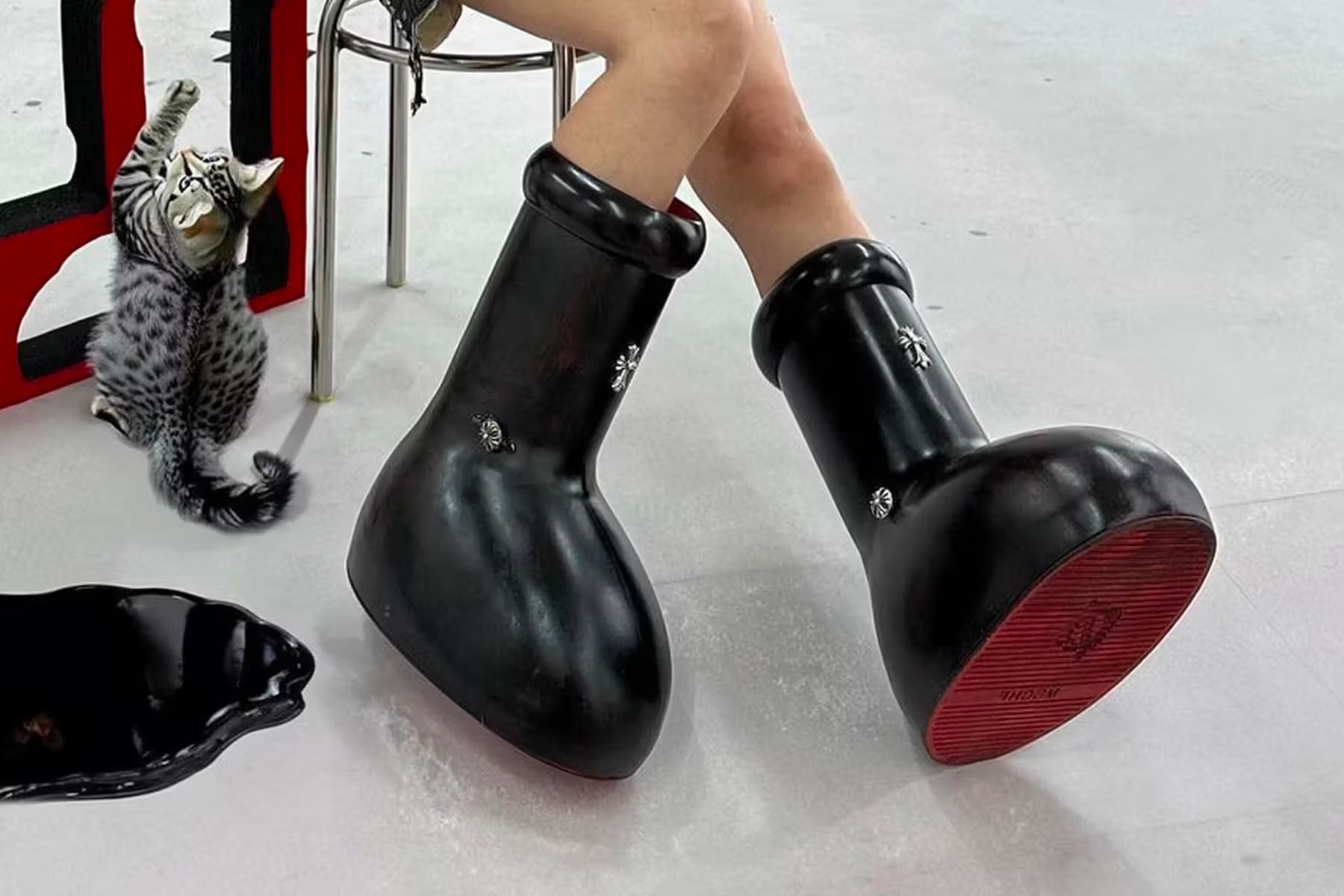 颜值一下子高了！克罗心版「大红靴」来了！ 球鞋资讯 FLIGHTCLUB中文站|SNEAKER球鞋资讯第一站