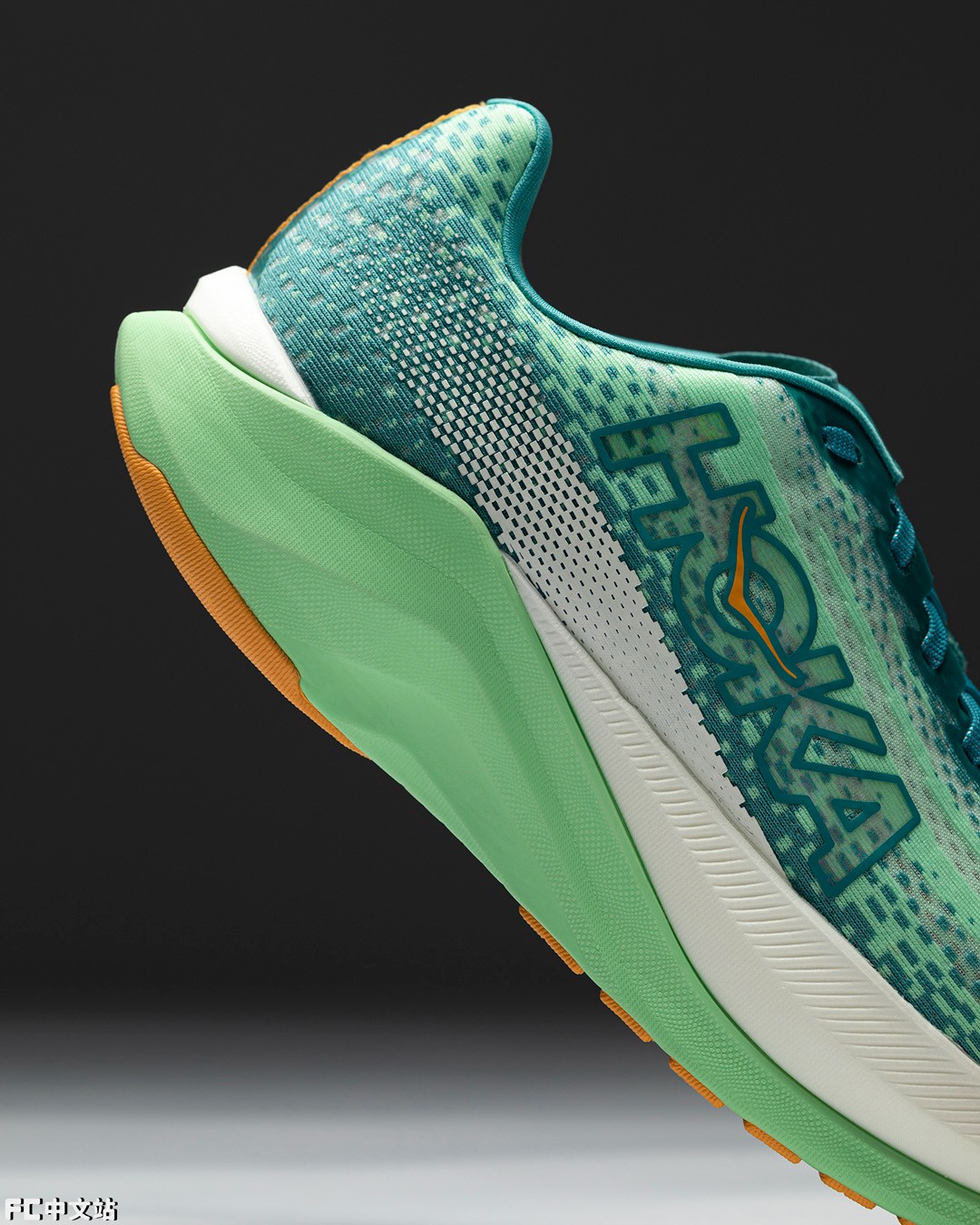 脚感让人上瘾！HOKA「夏季专属超跑」抢先开箱！ 球鞋资讯 FLIGHTCLUB中文站|SNEAKER球鞋资讯第一站