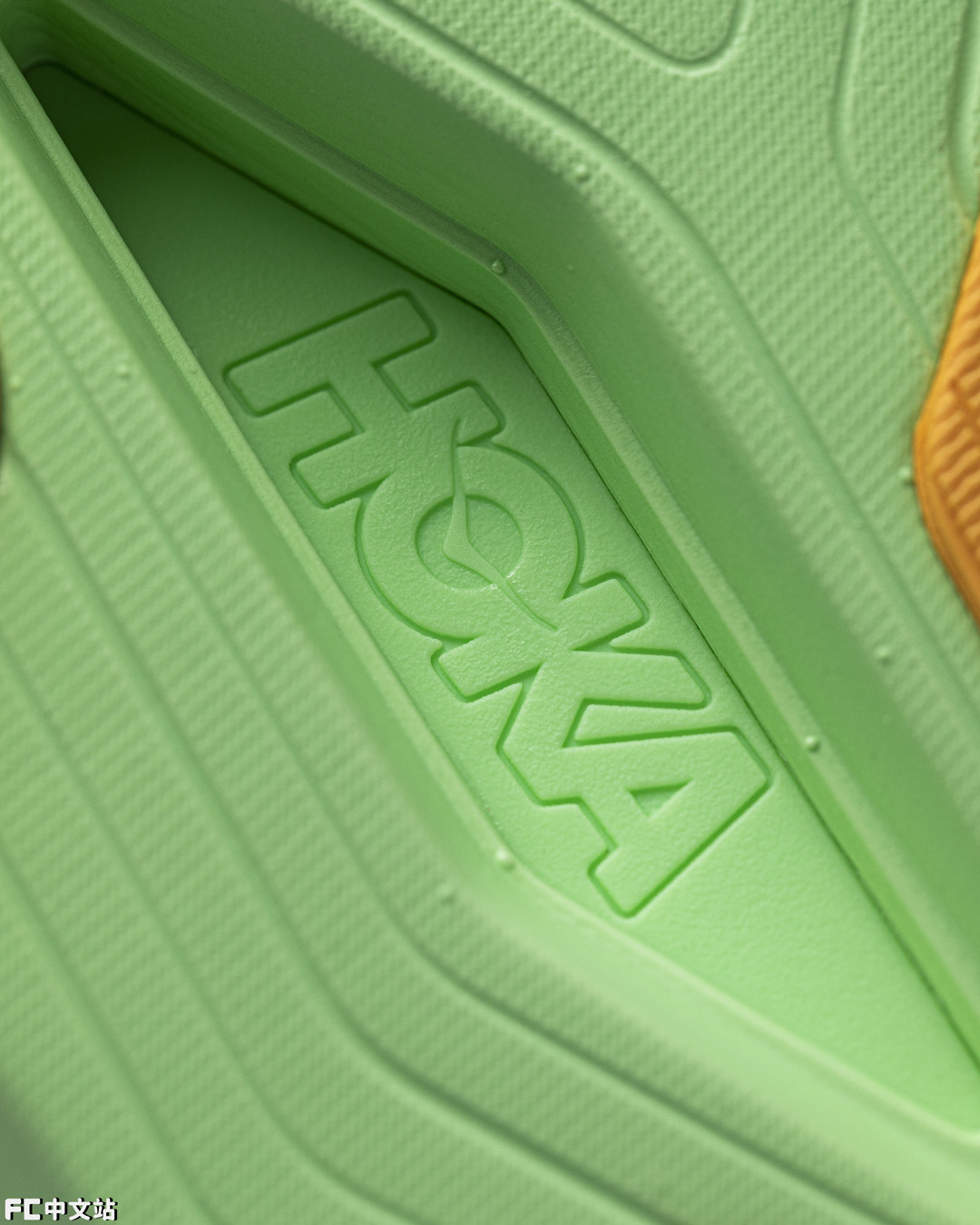 脚感让人上瘾！HOKA「夏季专属超跑」抢先开箱！ 球鞋资讯 FLIGHTCLUB中文站|SNEAKER球鞋资讯第一站
