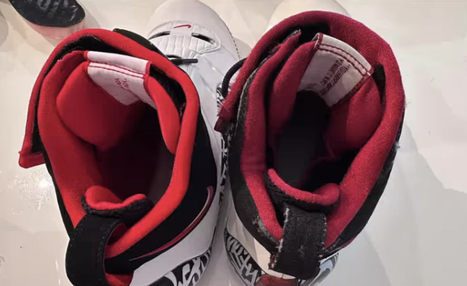 苦等 17 年的「稀有 LBJ4」突袭上架！价格让人看傻了！ 球鞋资讯 FLIGHTCLUB中文站|SNEAKER球鞋资讯第一站