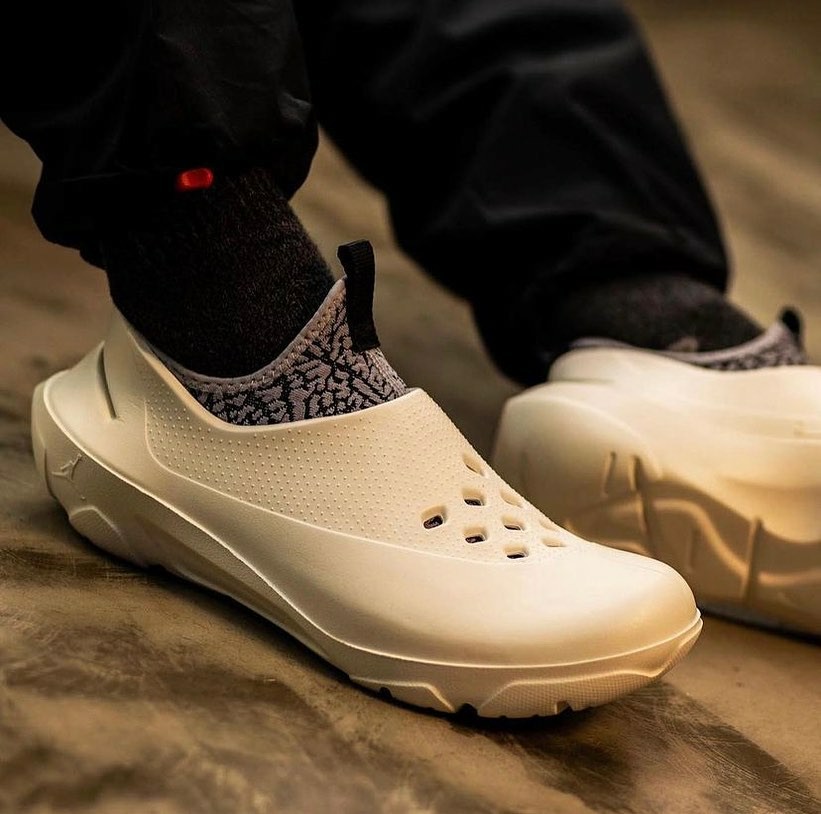 最低 1xx！买这十双「潮流拖鞋」太爽了！侃爷怒喷的阿迪鞋又出新配色！ 球鞋资讯 FLIGHTCLUB中文站|SNEAKER球鞋资讯第一站