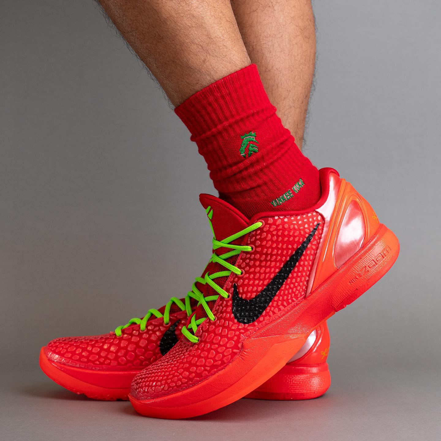 出必入！Kobe 6「反转青蜂侠」最新上脚图曝光！ 球鞋资讯 FLIGHTCLUB中文站|SNEAKER球鞋资讯第一站