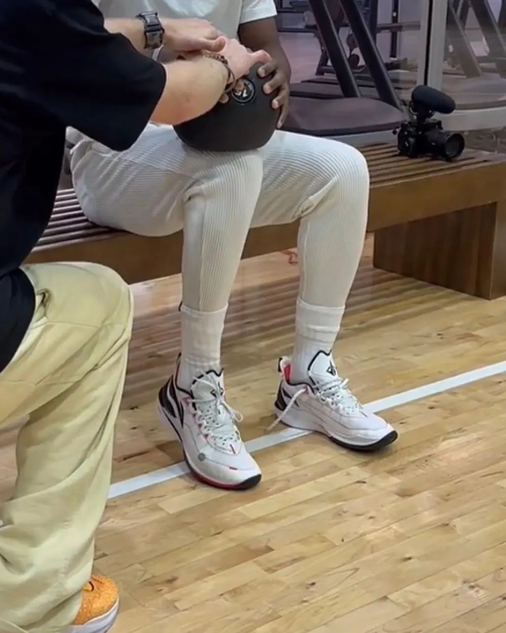 巴特勒上脚 JB2！这次细节能看清了！ 球鞋资讯 FLIGHTCLUB中文站|SNEAKER球鞋资讯第一站