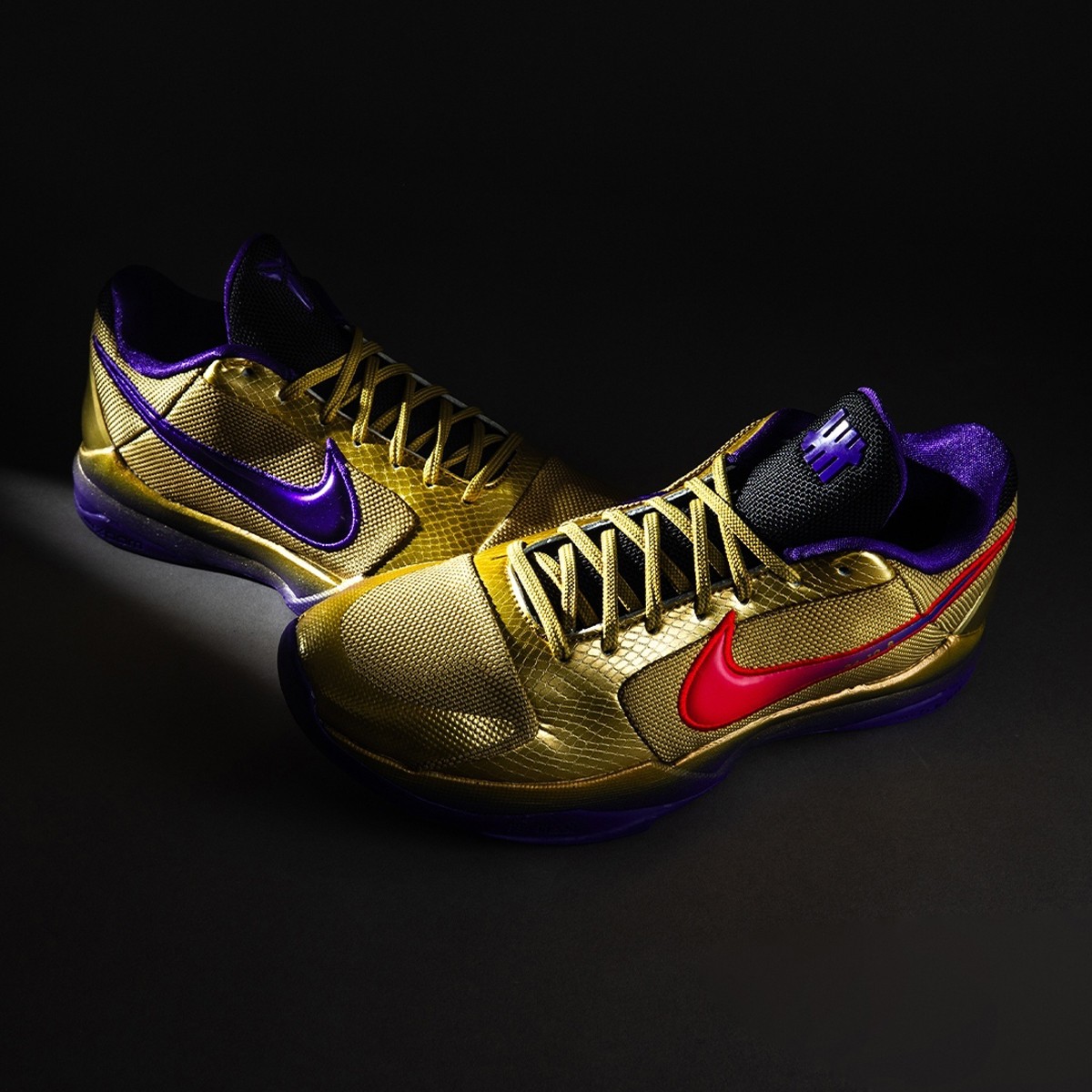 这几年的「科比战靴」都什么价了？没想到最贵的是这双... 球鞋资讯 FLIGHTCLUB中文站|SNEAKER球鞋资讯第一站